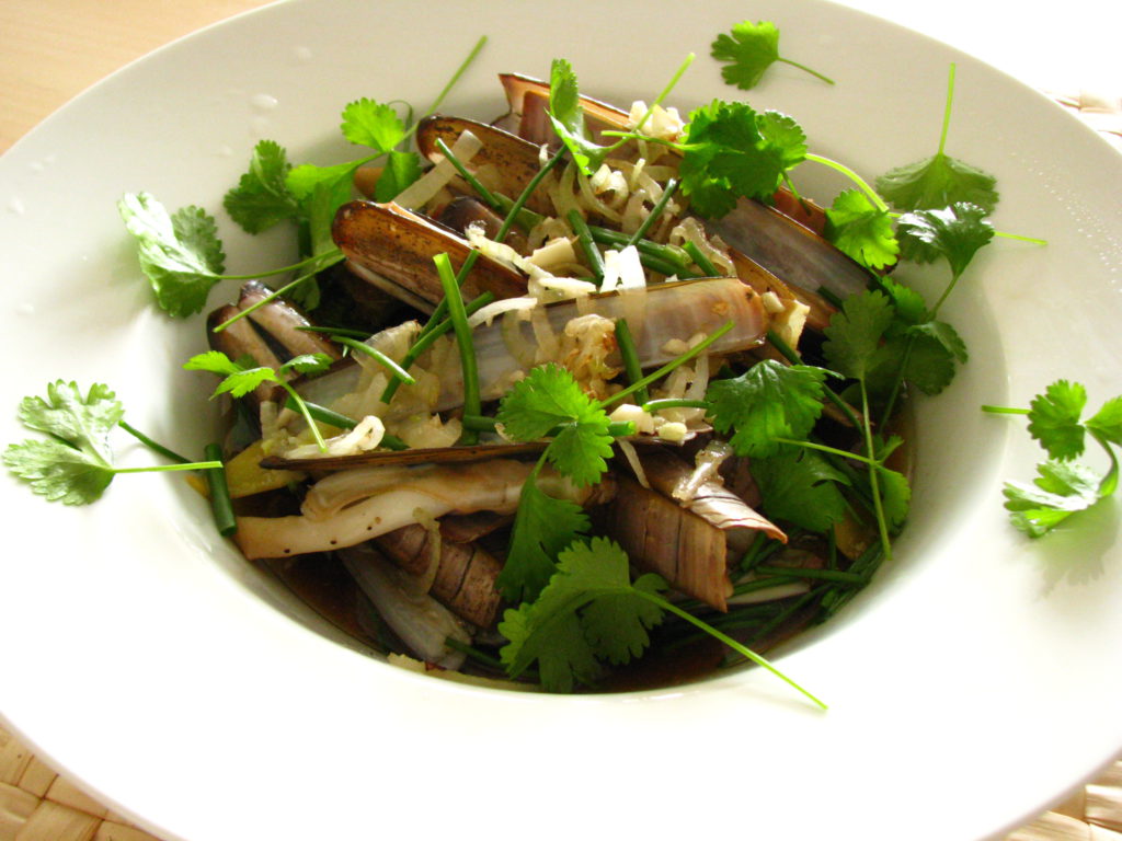 Steamed razor clams with sizzling garlic 香蒜蒸竹蛏 – CARRY IT LIKE HARRY